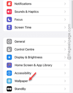 Top portion of lock screen wallpaper is blurred in iPhone: Fix